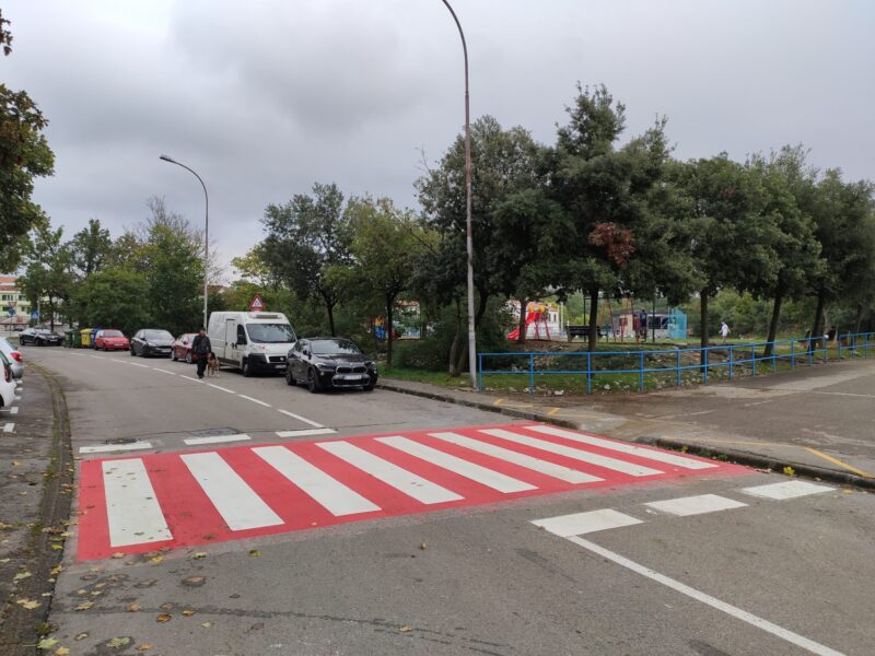 Strisce stradali in materiale termoplastico rosso per la protezione dei ...