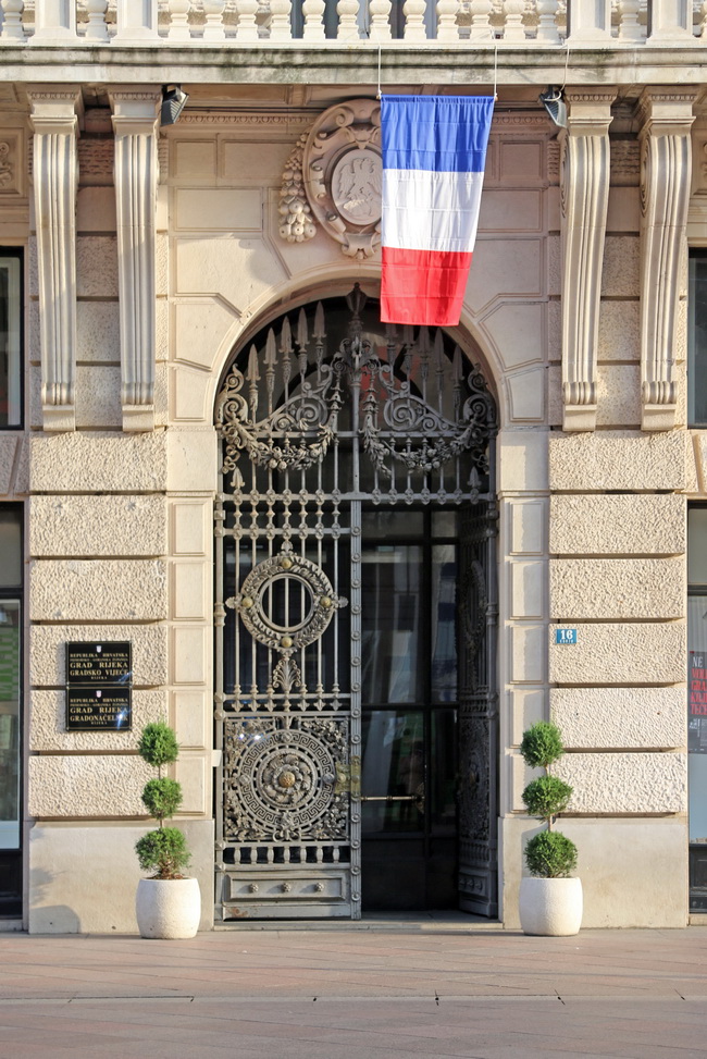 Na balkonu zgrade Grada Rijeke izvješena francuska zastava – Grad Rijeka