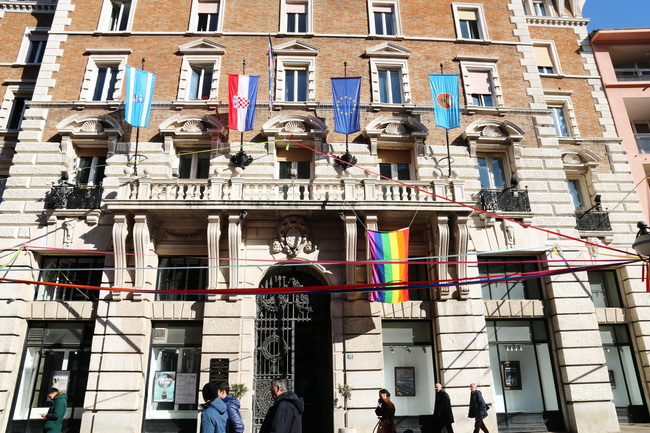 Povodom napada suzavcem u Zagrebu, u znak podrške LGTB osobama na ...