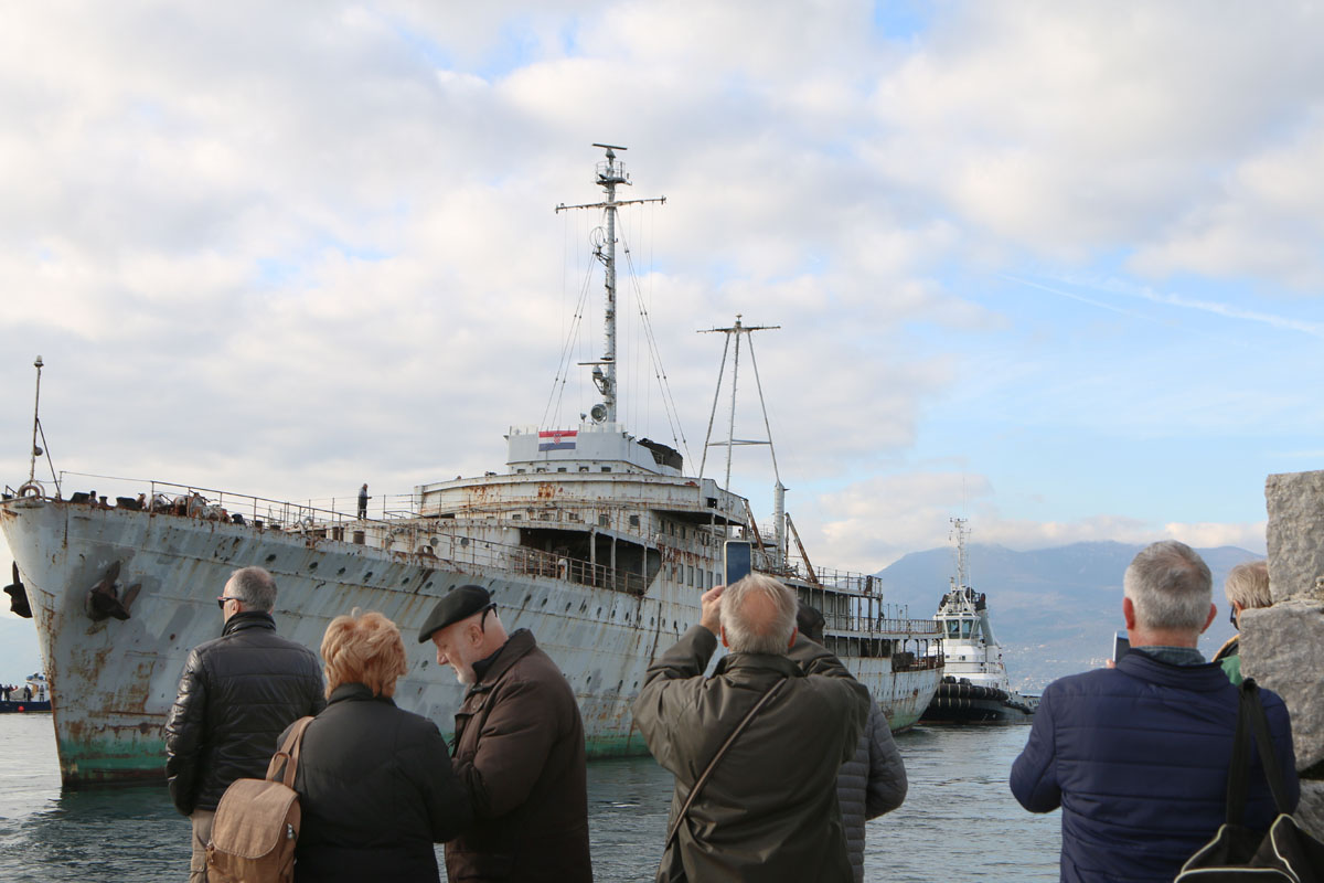 Brod Galeb otegljen u brodogradilište u Kraljevici na uređenje i ...