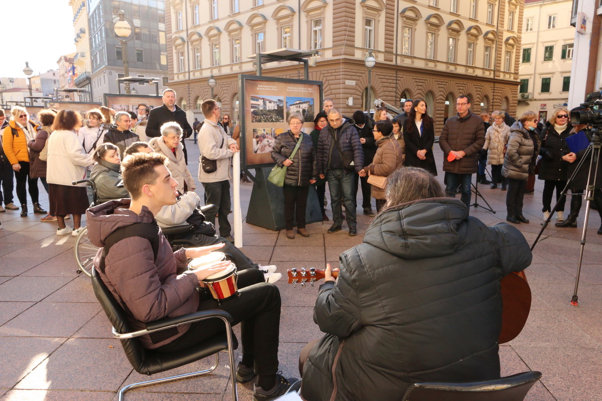 Centar za rehabilitaciju Rijeka na Korzu postavio izložbu „Isti smo u različitosti“ – Grad Rijeka
