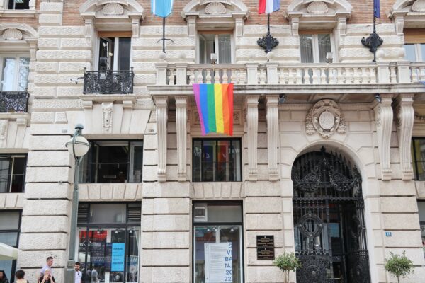 Zastava duginih boja izvješena na zgradi Grada Rijeke – Grad Rijeka
