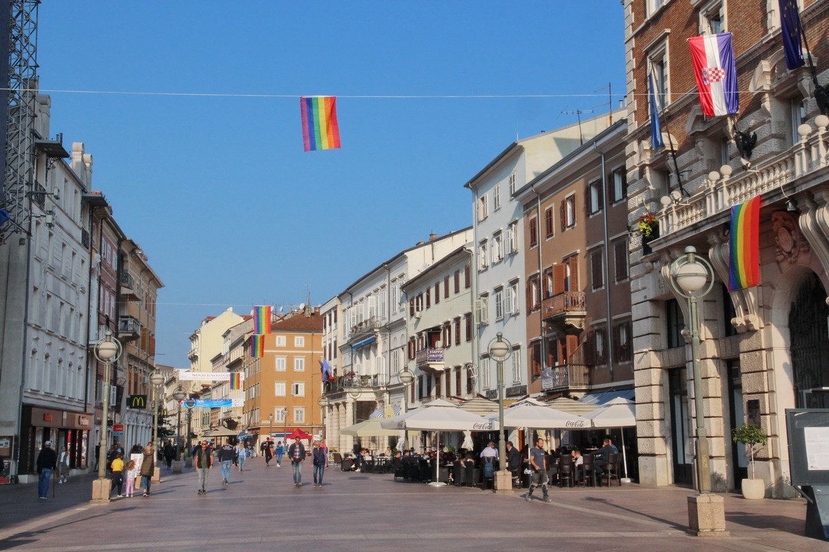 Zastave duginih boja na Korzu i zgradi Grada Rijeke – Grad Rijeka