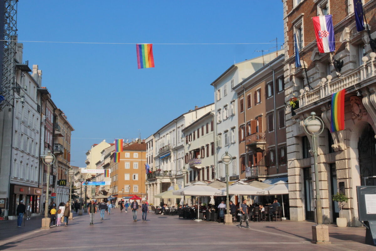 Zastave duginih boja na Korzu i zgradi Grada Rijeke – Grad Rijeka