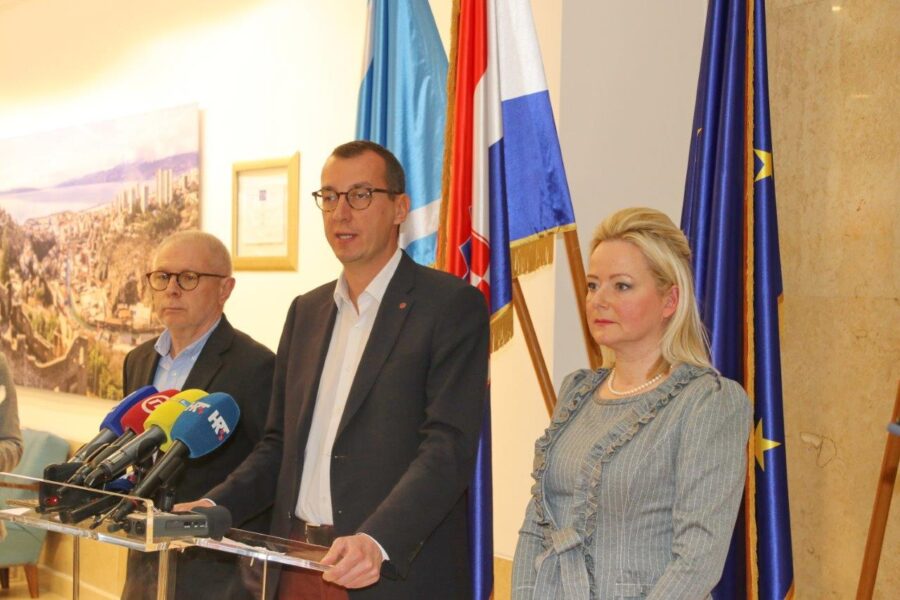 Gradonačelnik Rijeke održao izvanrednu konferenciju za medije vezano uz ...