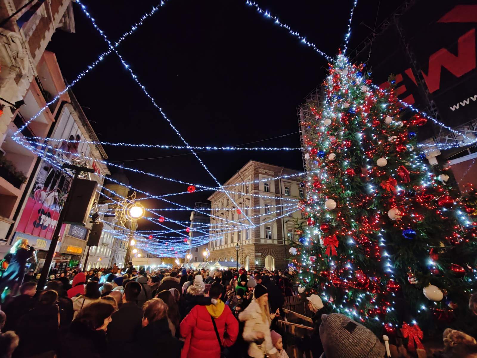 Paljenjem blagdanske rasvjete na Korzu započeo Rijeka Advent – Grad Rijeka