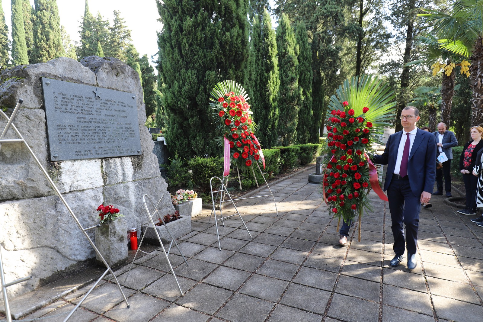 Na spomen obilježjima stradalim borcima položeni vijenci povodom Dana ...