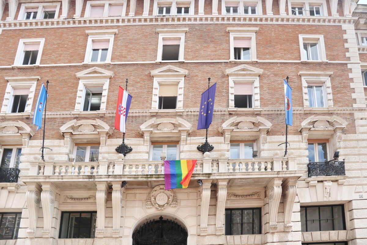 Zastava duginih boja izvješena na zgradi Grada Rijeke – Grad Rijeka