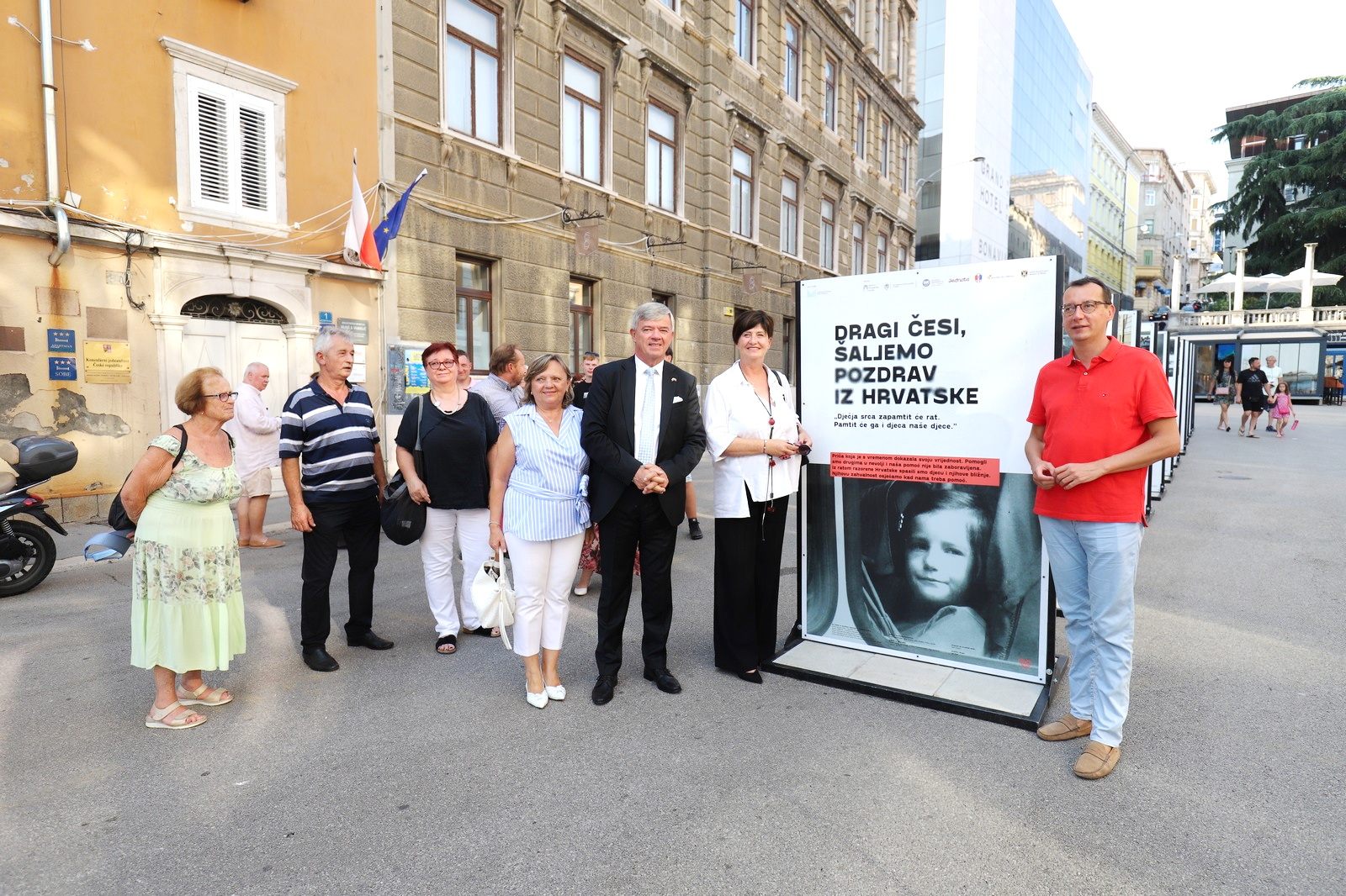 Izložba Dragi Česi, šaljemo pozdrav iz Hrvatske na trgu 128. brigade Hrvatske vojske – Grad Rijeka