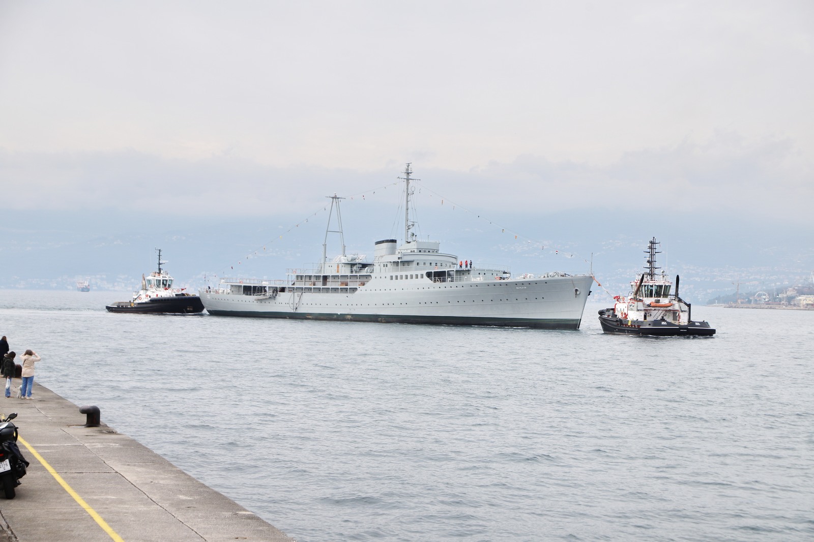 Brod Galeb na vezu uz Molo longo – Grad Rijeka