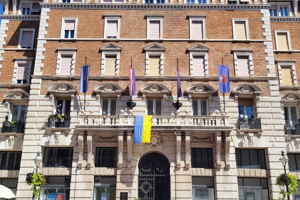 Osuda svih ratova: U povodu Dana neovisnosti Ukrajine na zgradi Grada ...